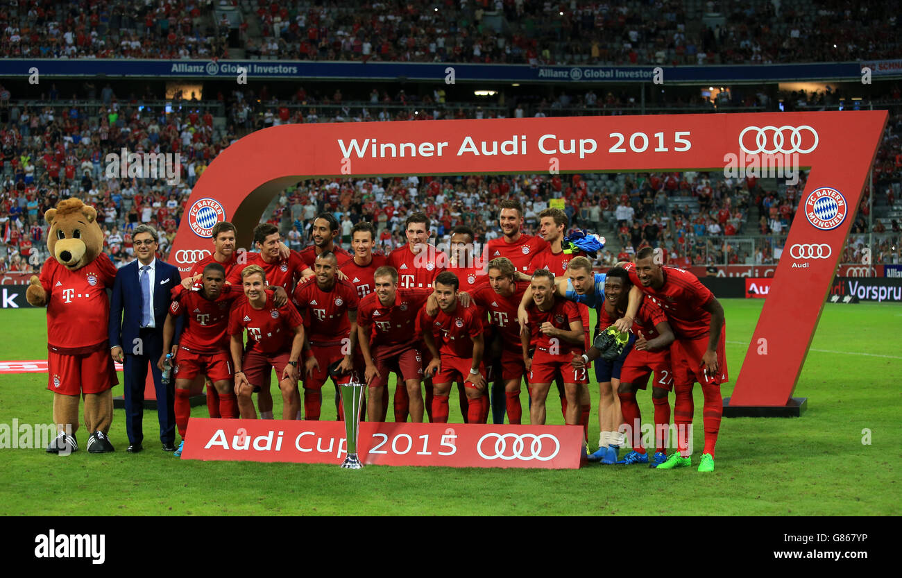 Real madrid players trophy hi-res stock photography and images - Alamy