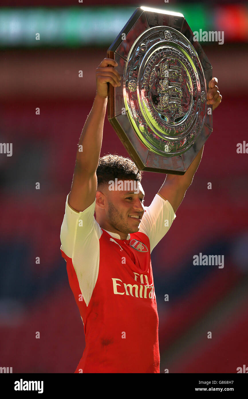 Chelsea community shield trophy hi-res stock photography and images - Alamy