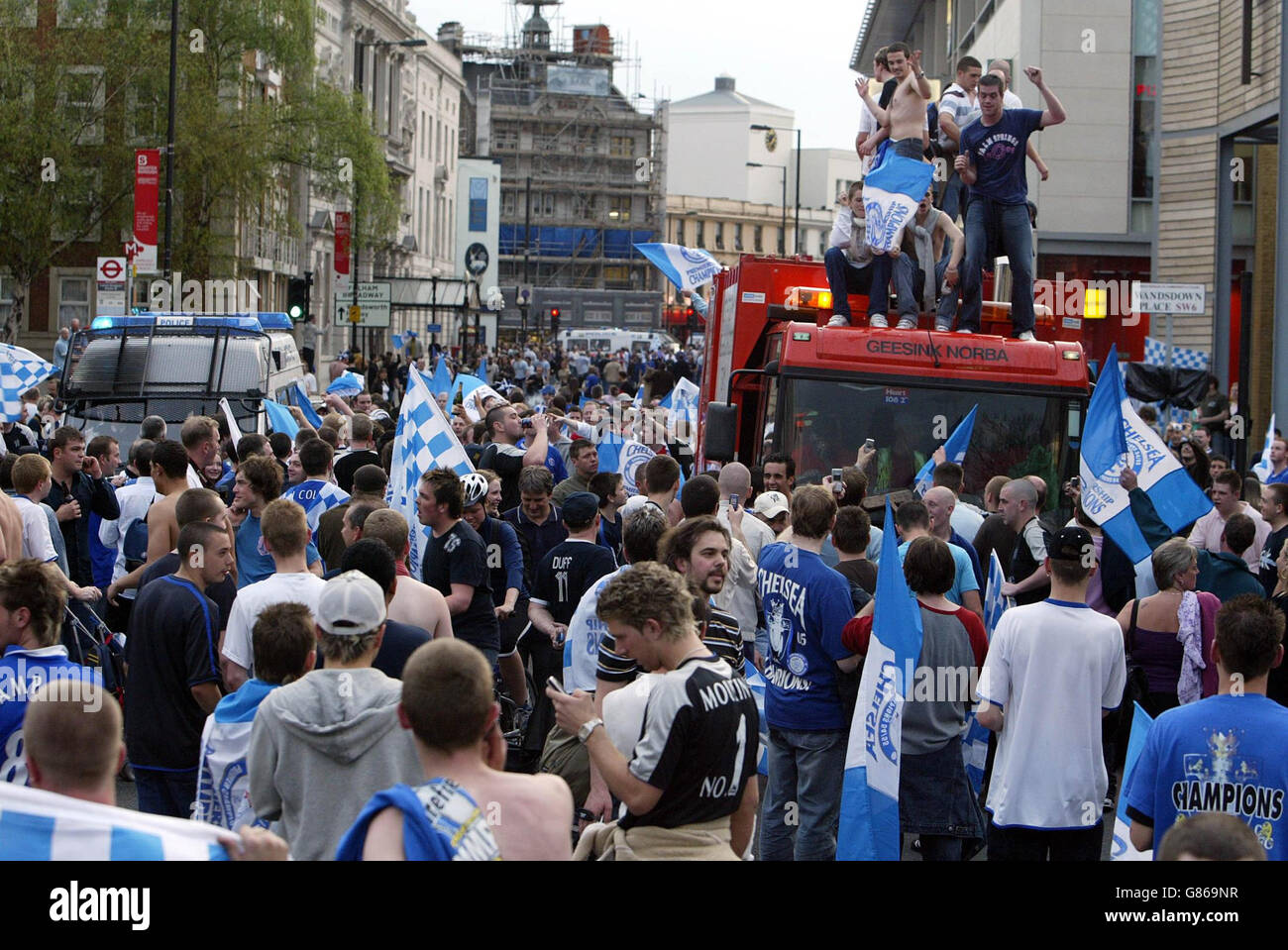 Chelsea football supporters hi-res stock photography and images - Alamy