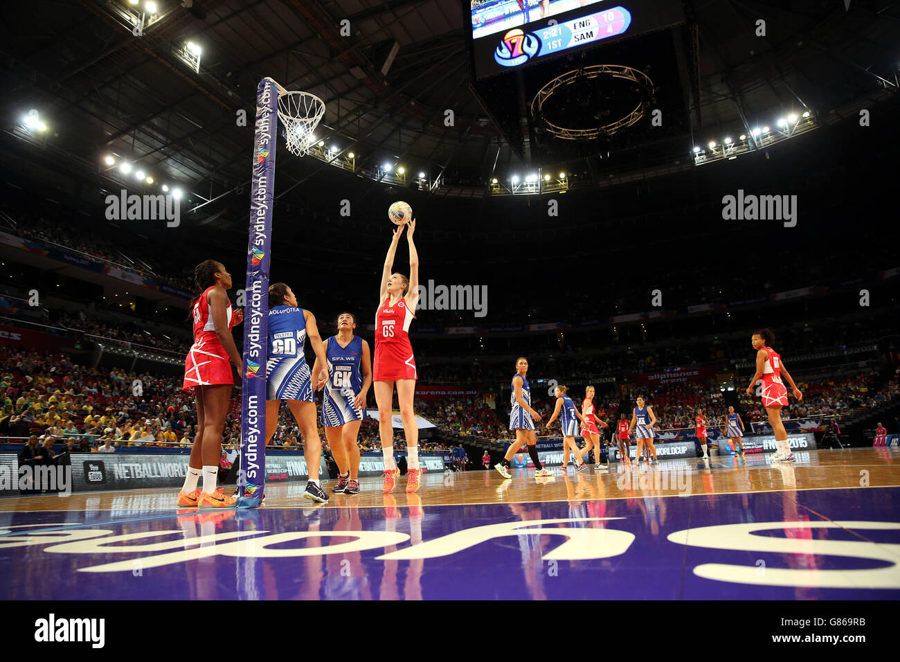 Englands helen housby lines up shot 2015 netball world cup hi-res stock ...