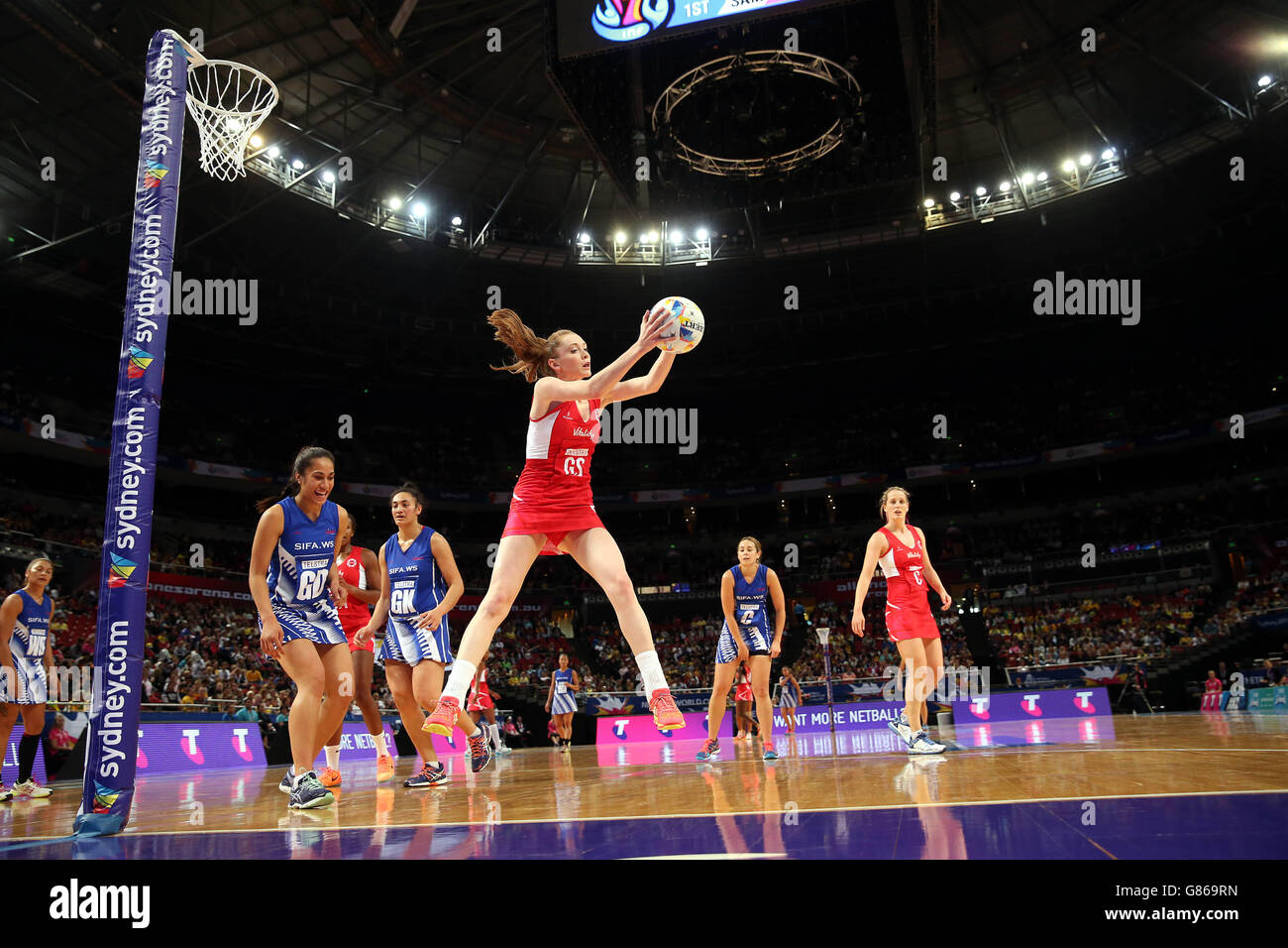 Englands helen housby lines up shot 2015 netball world cup hi-res stock ...