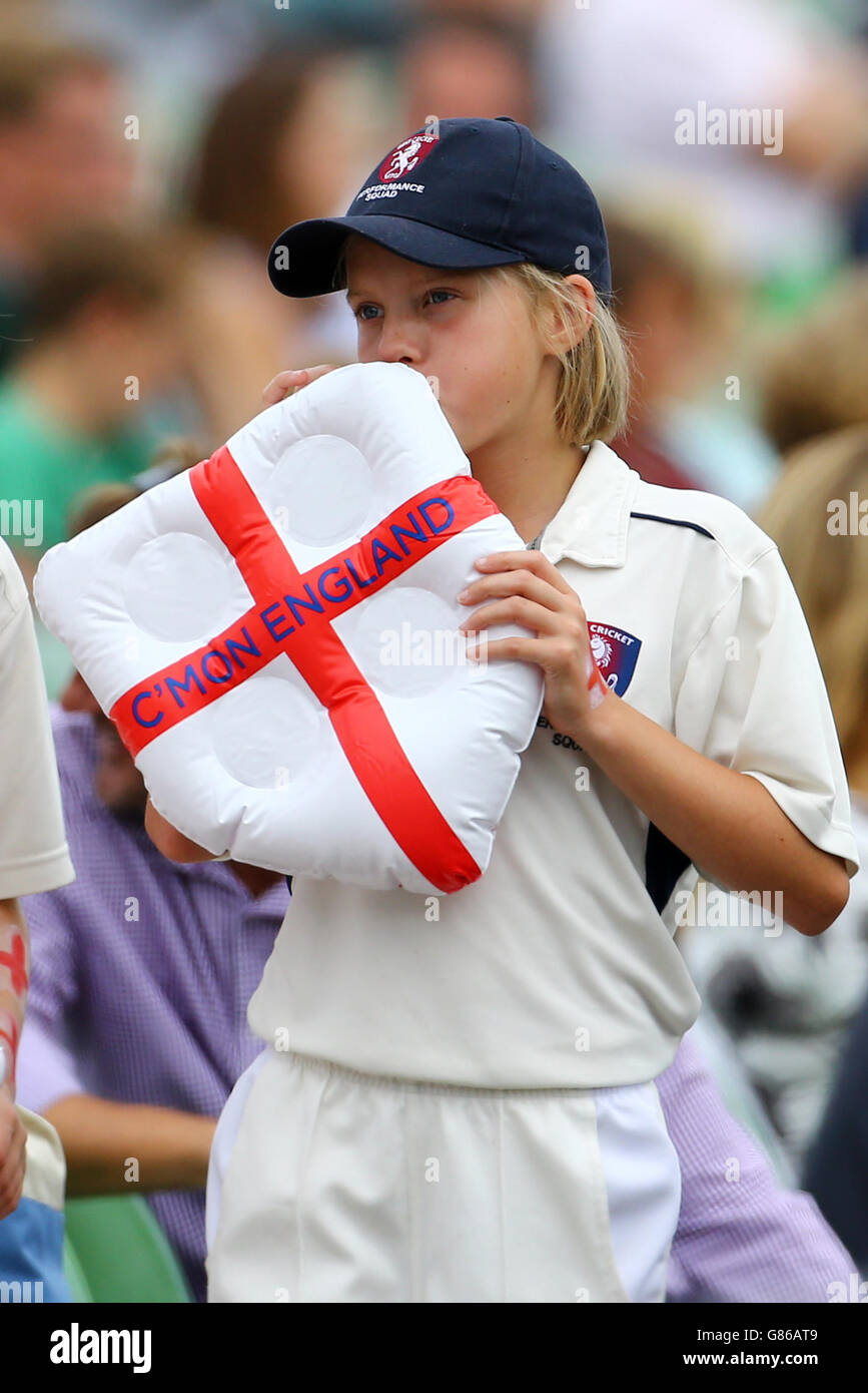 Female cricket fans hi-res stock photography and images - Alamy