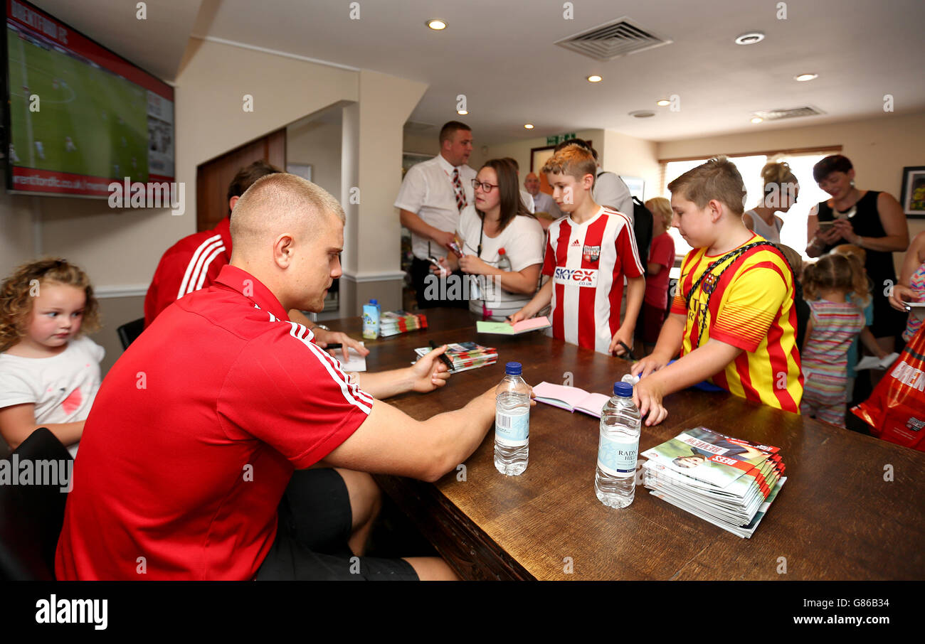 Soccer - Brentford FC Family Fun Day - Griffin Park Stock Photo - Alamy