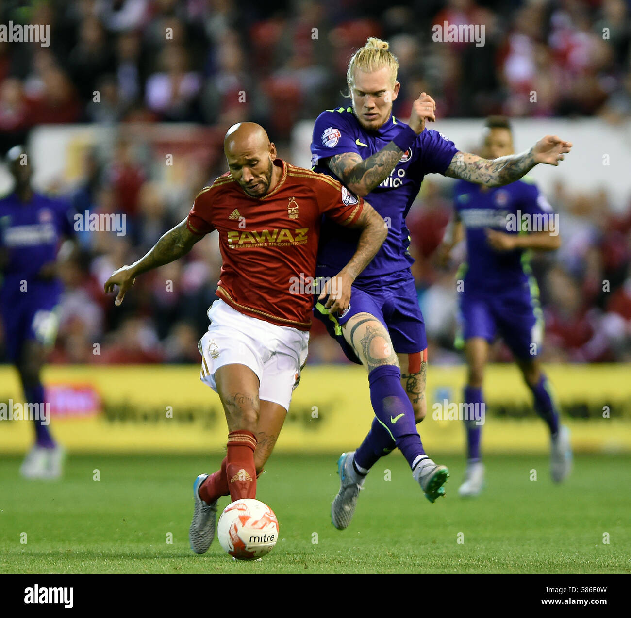 Charlton Athletic's Simon Makienok (right) and Nottingham Forest's ...