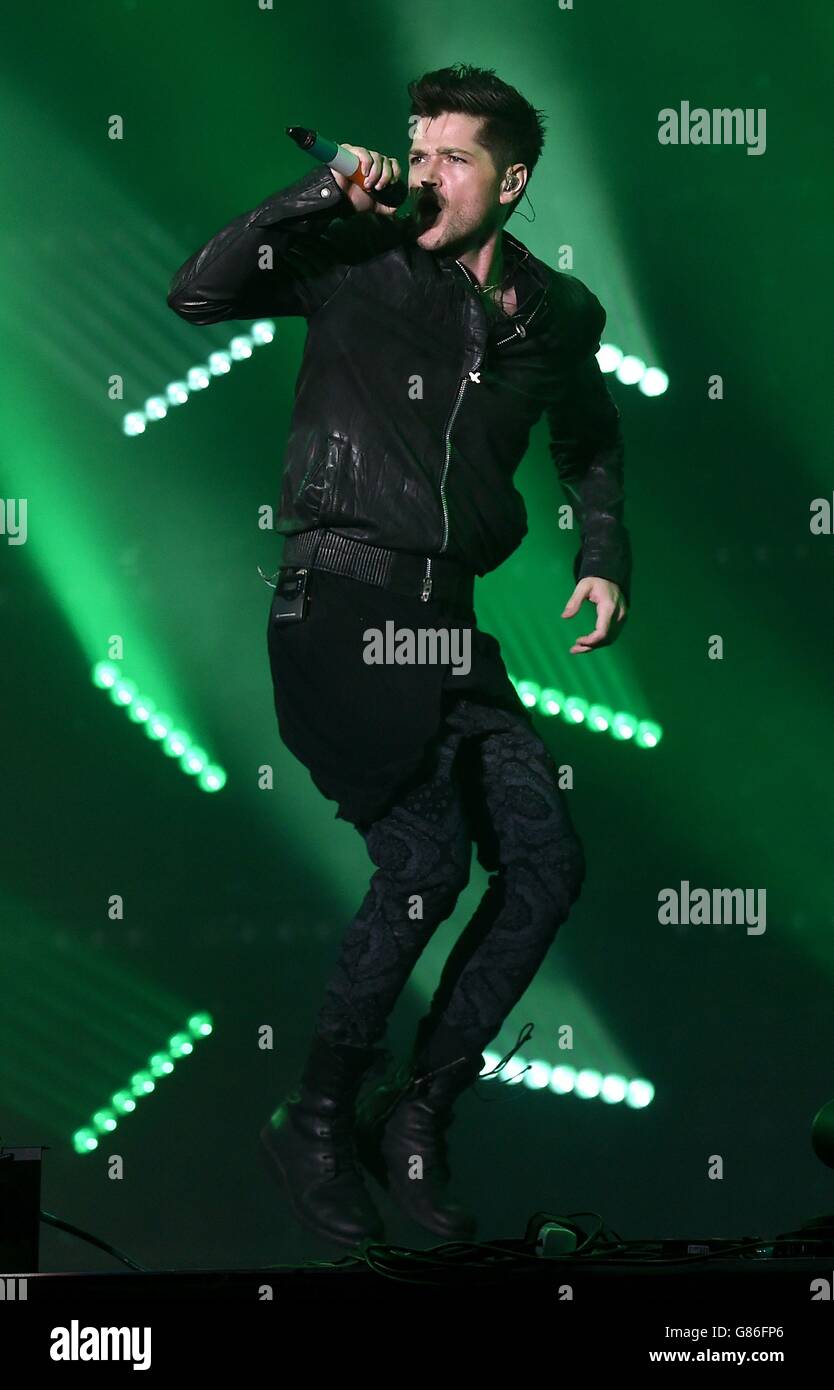 Danny odonoghue script performing hi-res stock photography and images ...