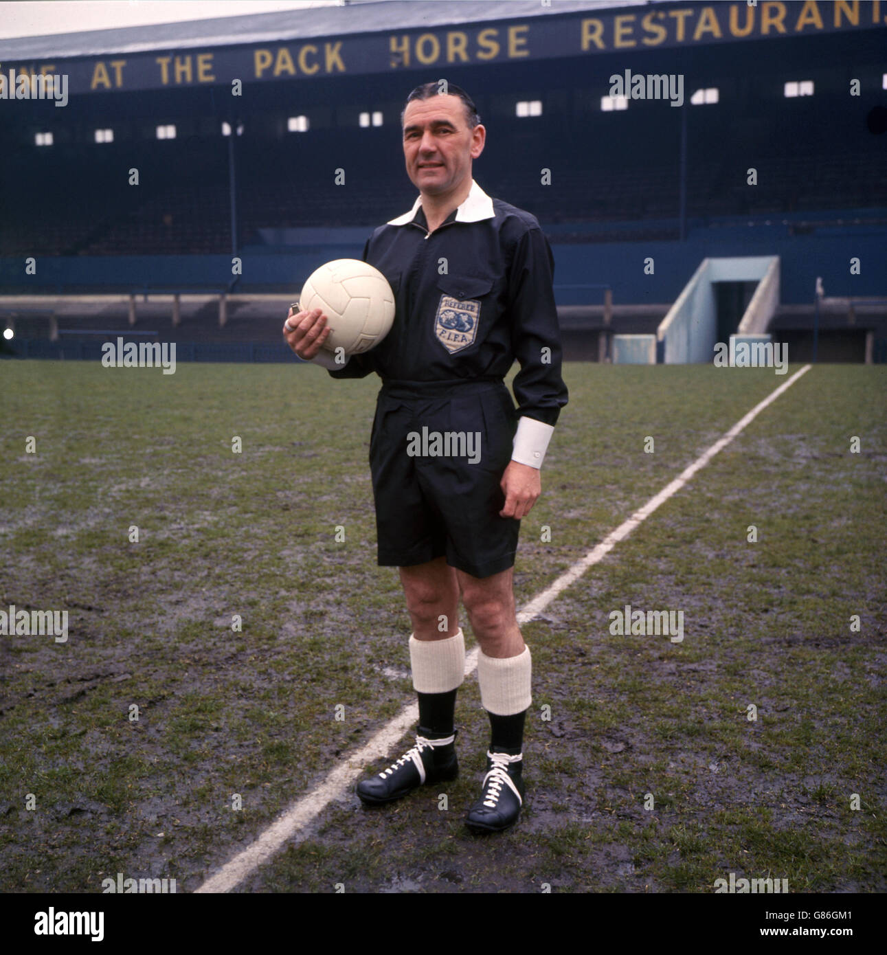 Referee ken dagnall hi-res stock photography and images - Alamy
