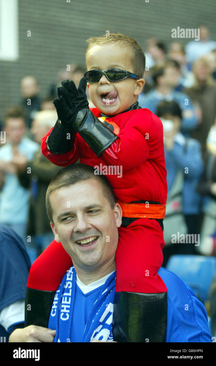 Chelsea fans enjoy game hi-res stock photography and images - Alamy