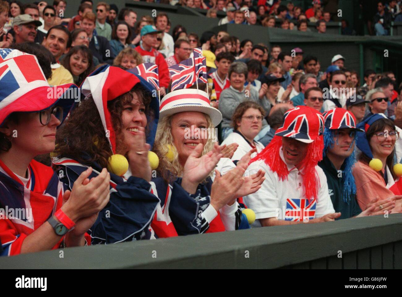 Tennis - Wimbledon Tennis Championship. Tim Henman fans Stock Photo - Alamy