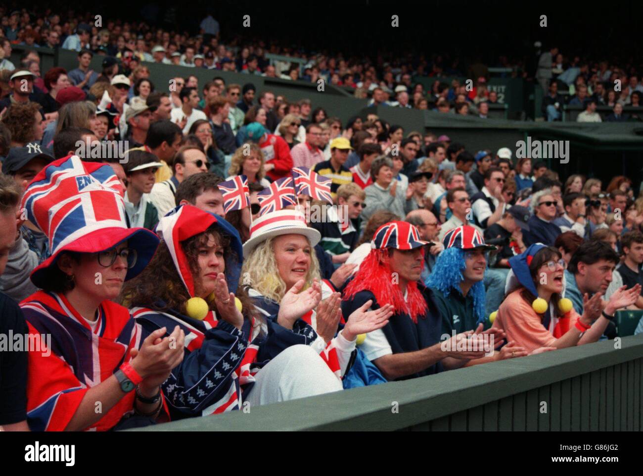 Tennis - Wimbledon Tennis Championship. Tim Henman fans Stock Photo - Alamy