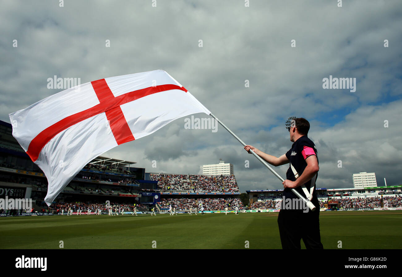 Flag bearer hi-res stock photography and images - Alamy