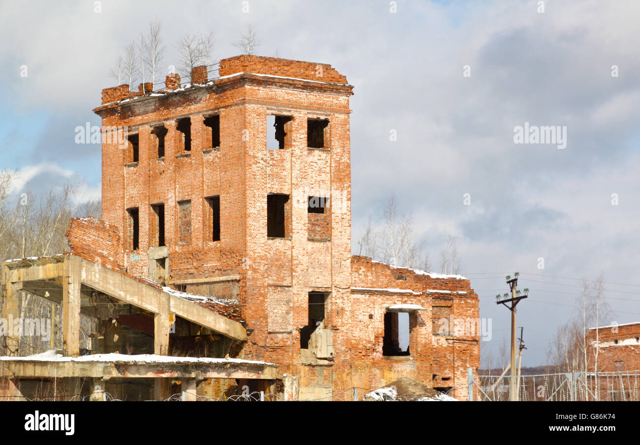 very old abandoned brick building mines minerals Stock Photo - Alamy