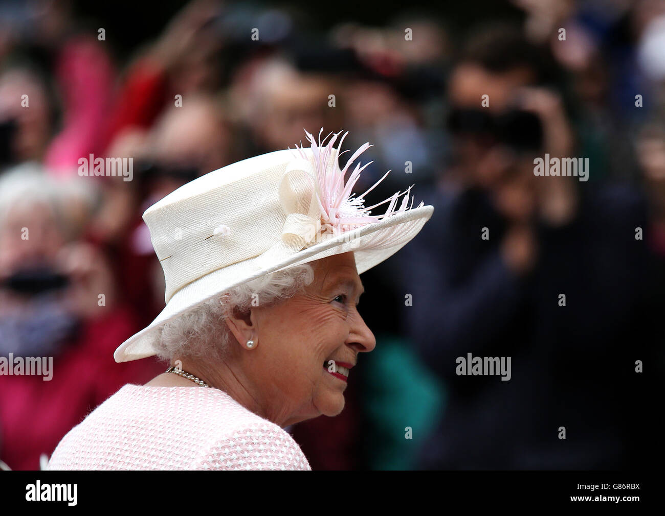 Queen Elizabeth II arrives to inspect 2 Scots The Royal Regiment of ...
