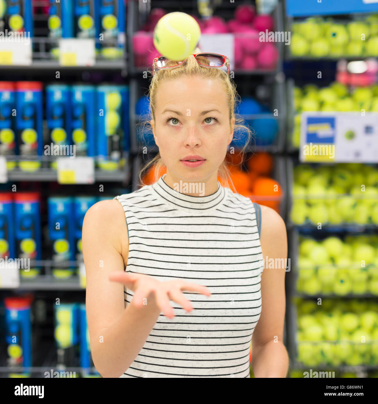 Selecting tennis balls hi-res stock photography and images - Alamy