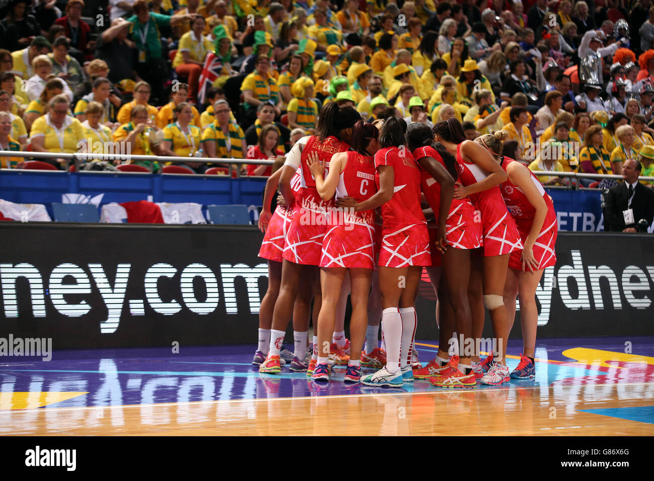 England huddle before the 2015 netball world cup hi-res stock ...