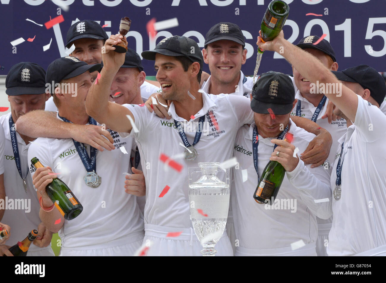 England captain Alastair Cook lifts the Ashes Urn alongside teammates ...