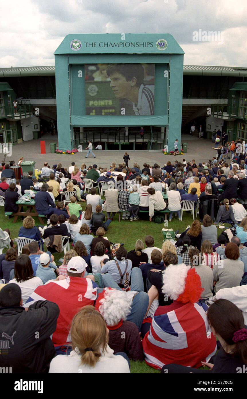 Tennis - Wimbledon Championships - Tim Henman v Richard Krajicek Stock ...