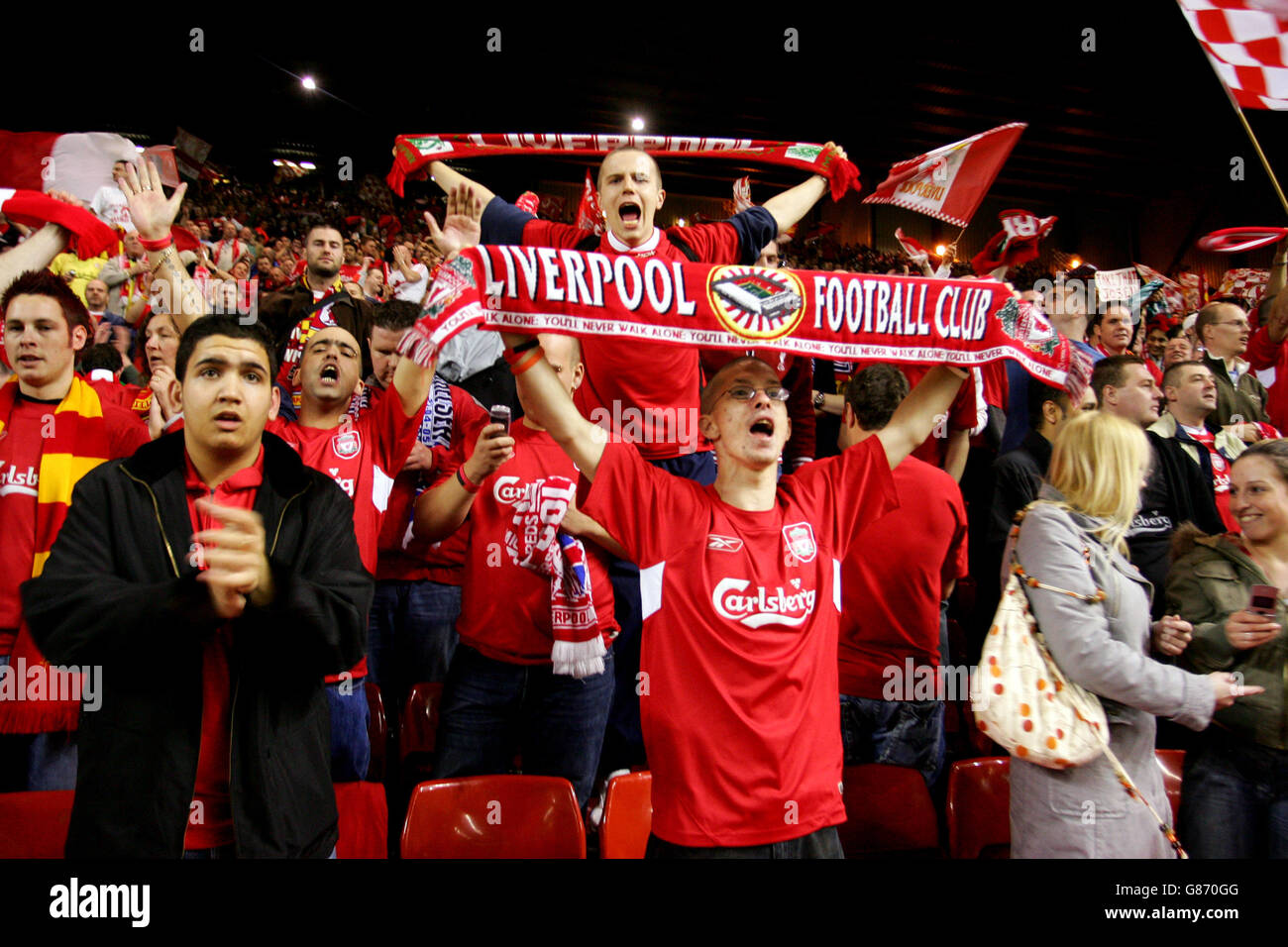 Chelsea fans show support for their team hi-res stock photography and ...