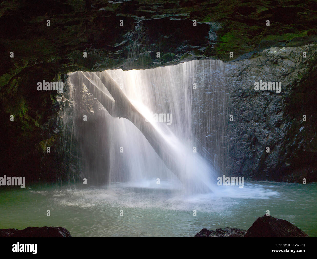 Natural Bridge waterfall on Cave Creek, Springbrook National Park ...