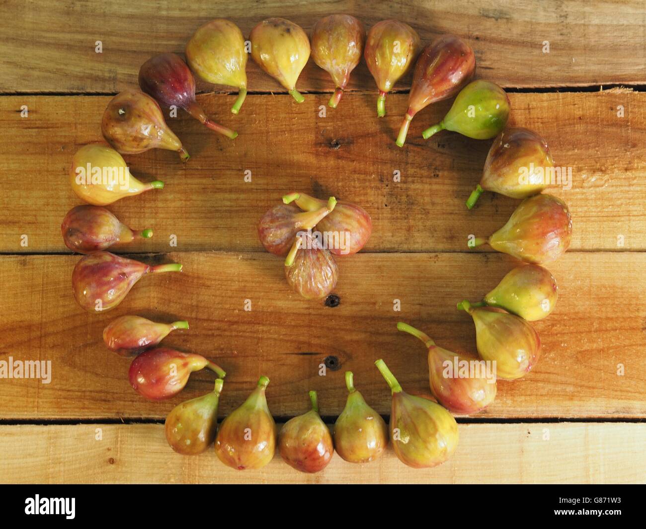 Beautiful organic figs, lay flat on circle Stock Photo - Alamy