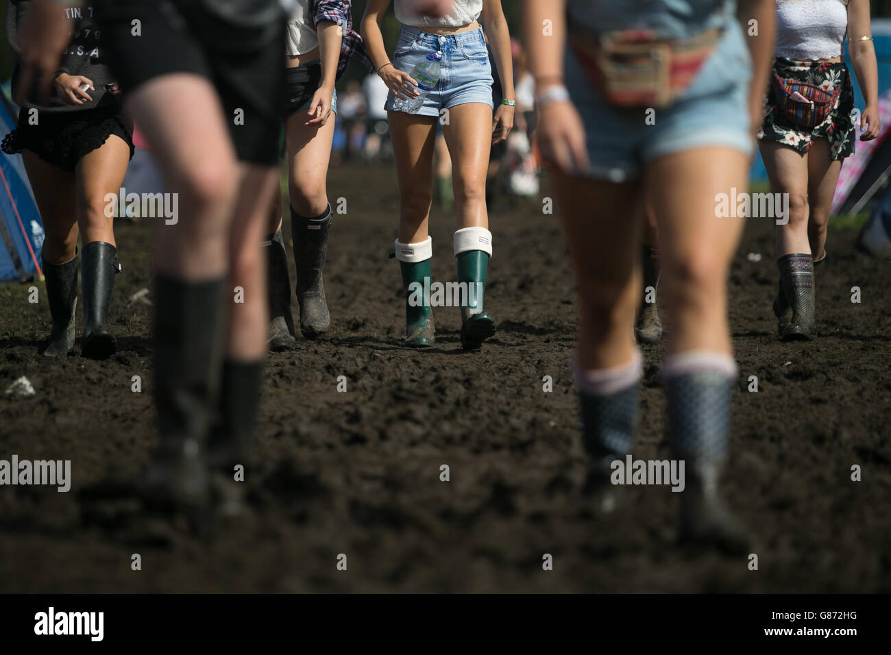 Reading Festival 2015. Festival goers walking in the mud on the first ...