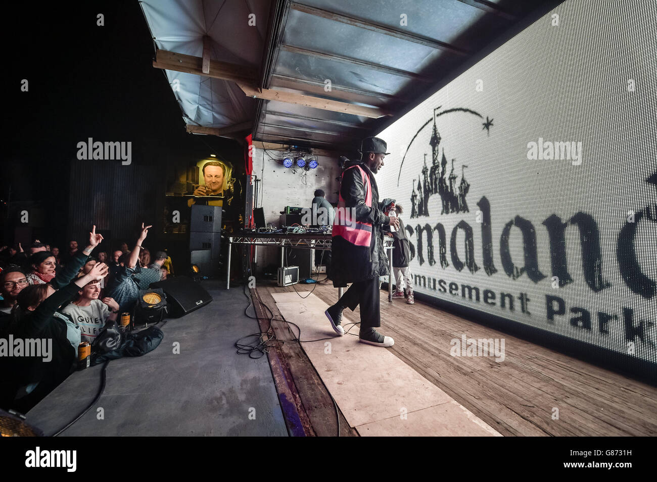 Live mos hi-res stock photography and images - Alamy