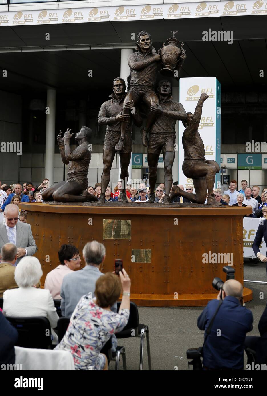 Martin offiah and statue hi-res stock photography and images - Alamy