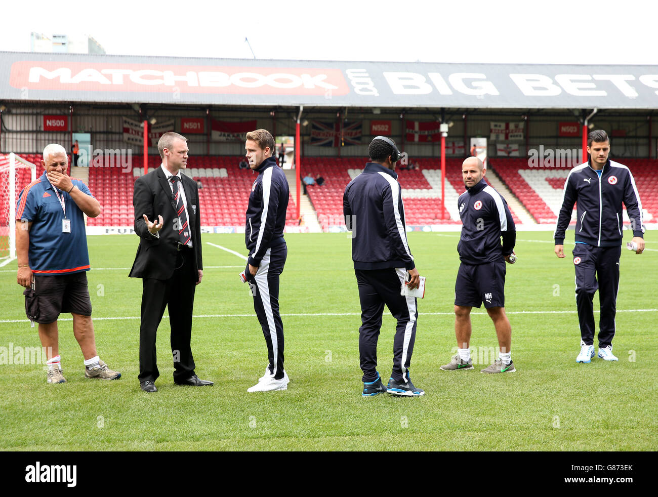 The reading team take look at the pitch kick off hi-res stock ...