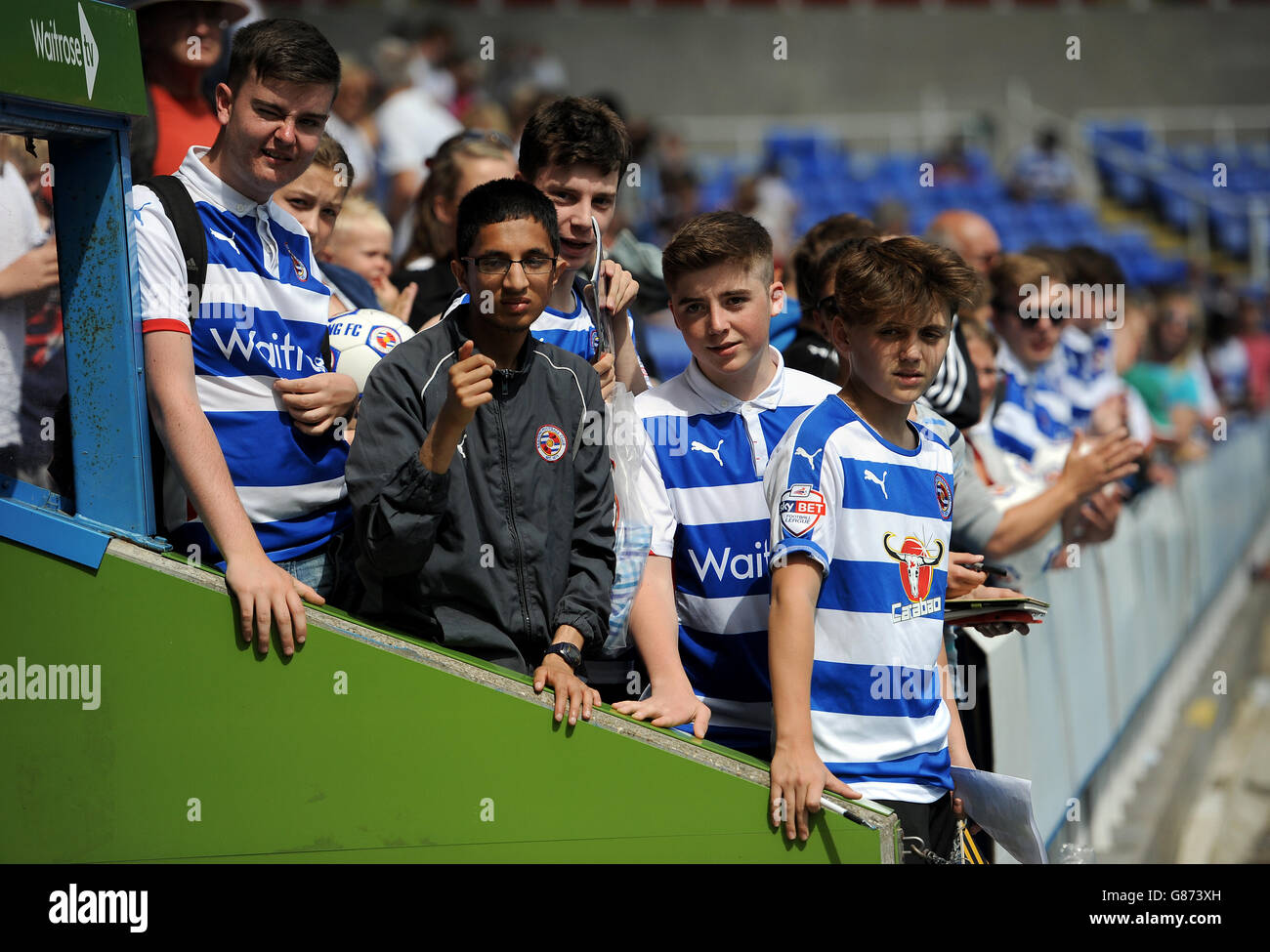 Reading fc fans in the stands hi-res stock photography and images - Alamy