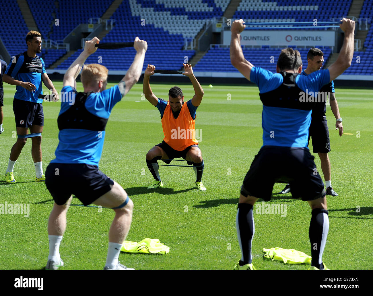 Full length football readingftp ampics hi-res stock photography and images - Alamy