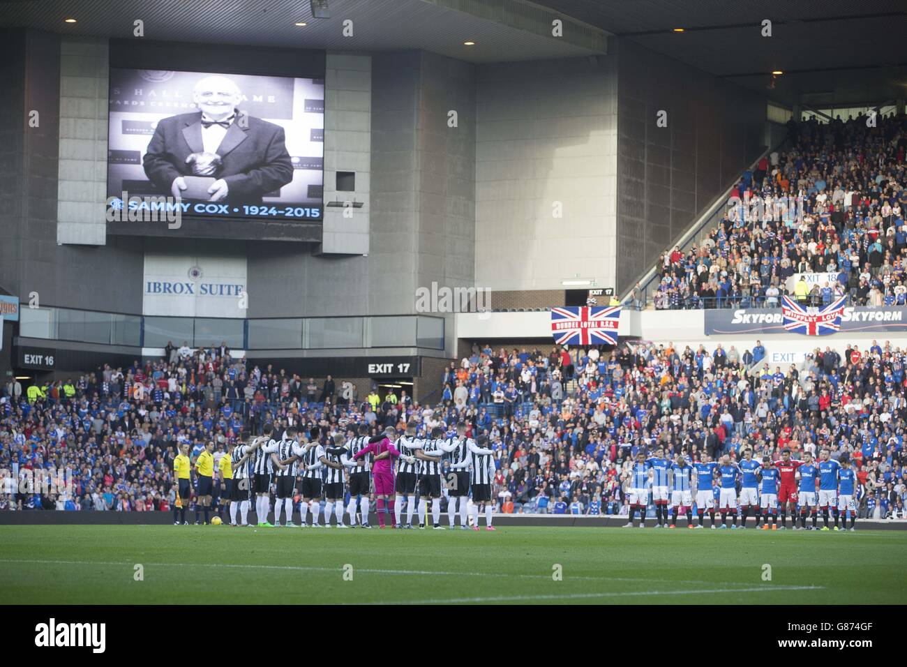 Both teams take part in a minutes silence for former Rangers player ...