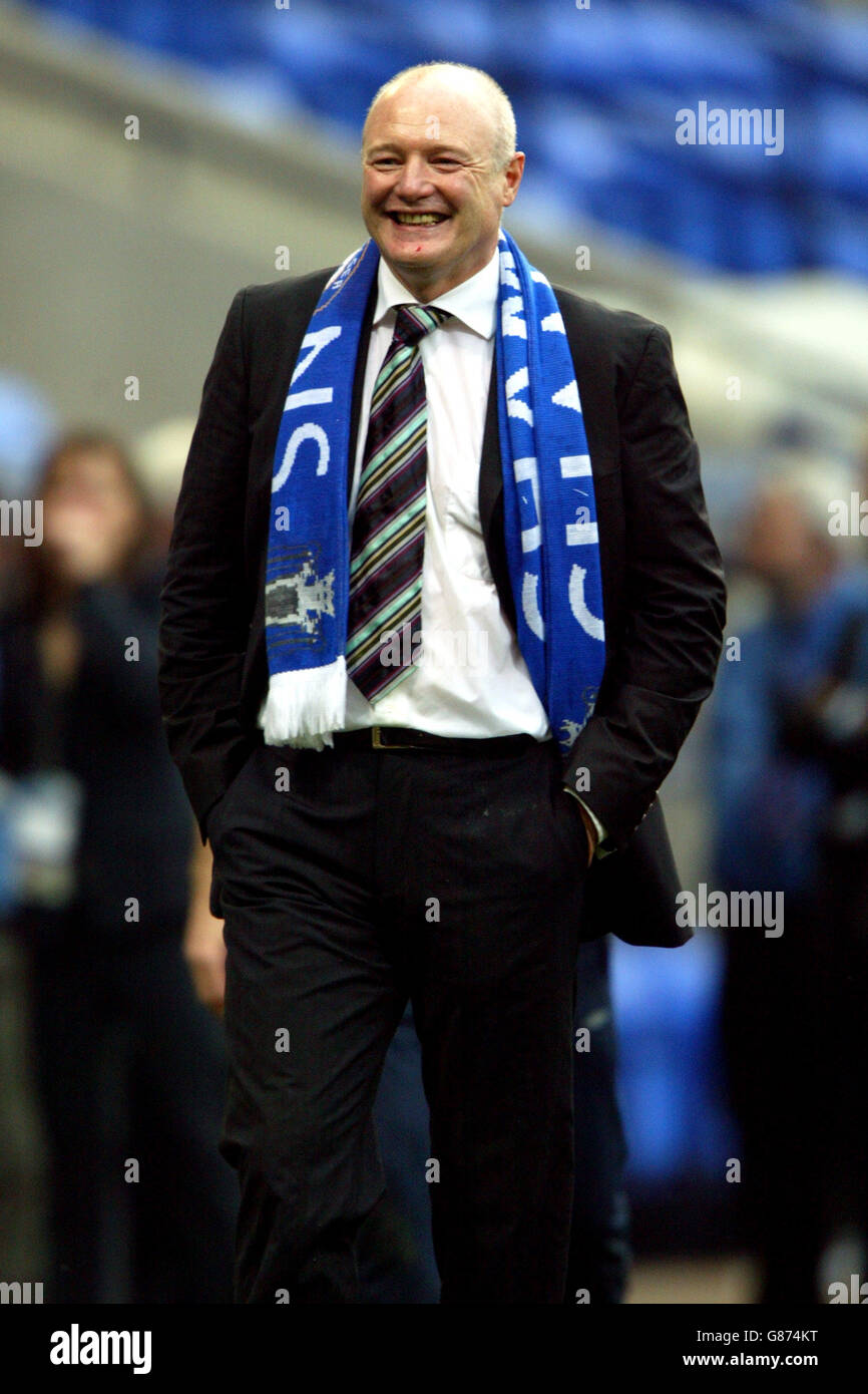 Chelse's chief executive Peter Kenyon is all smiles after Chelsea won ...