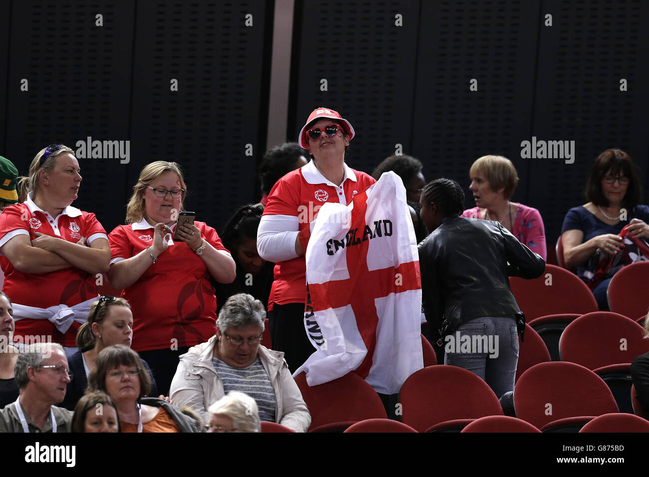 England netball fans in stands hi-res stock photography and images - Alamy