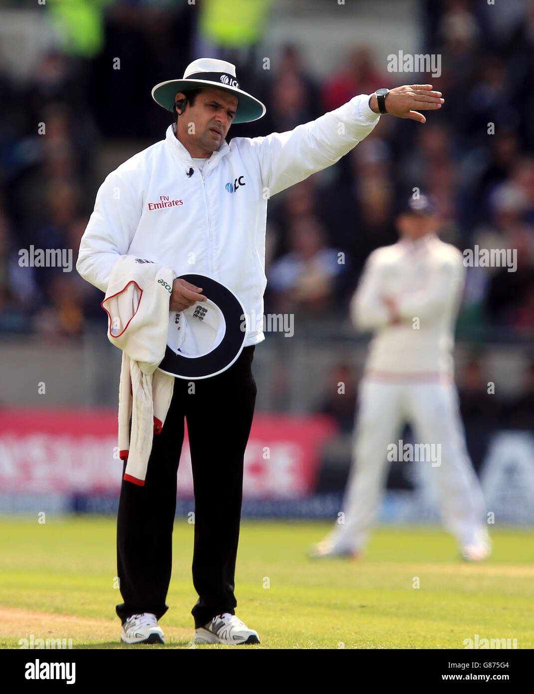 Cricket umpire signals hi-res stock photography and images - Alamy