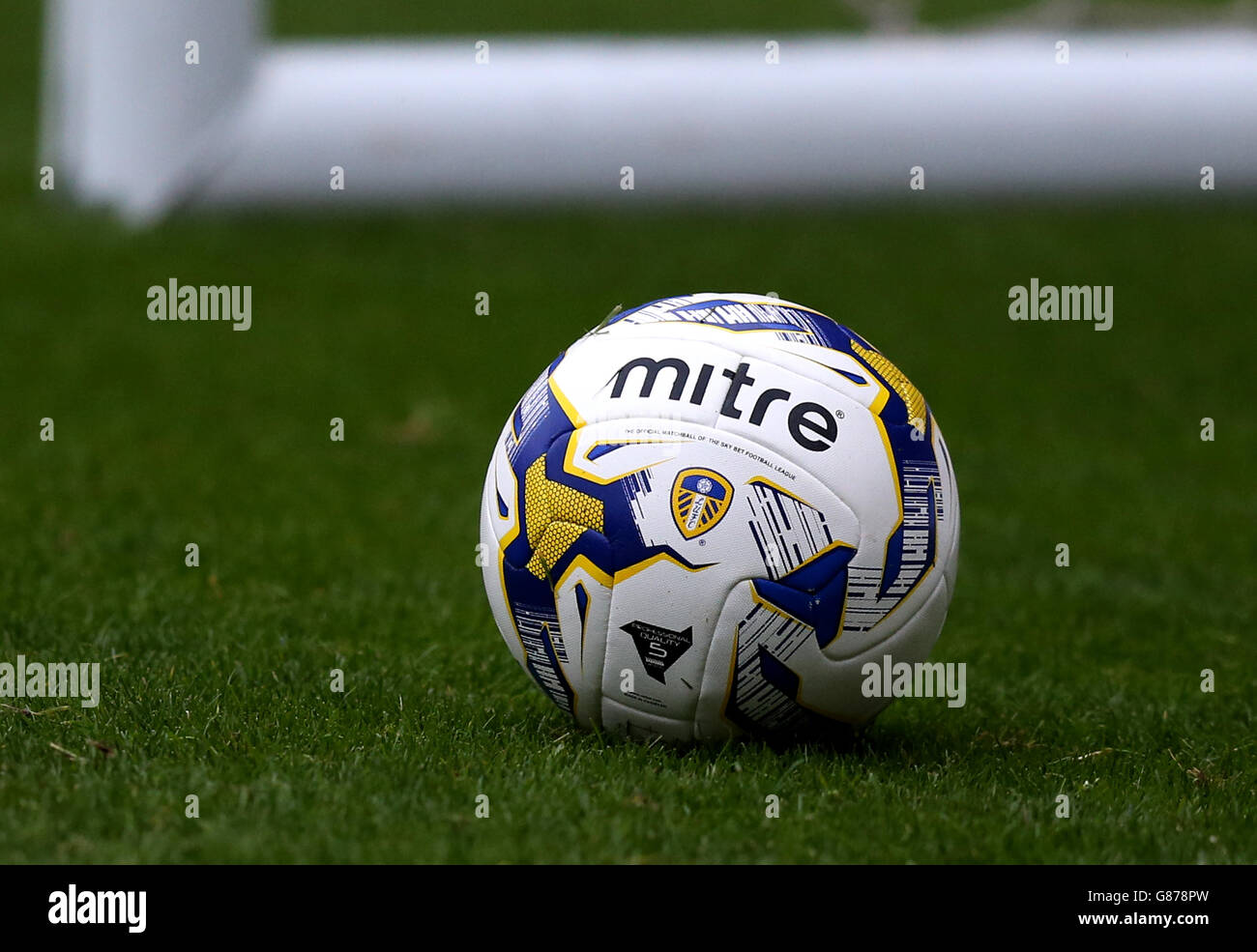 Leeds united football logo hi-res stock photography and images - Alamy