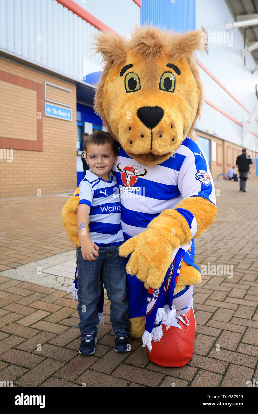 Kingsley the reading poses for photographs with fans the match hi-res ...