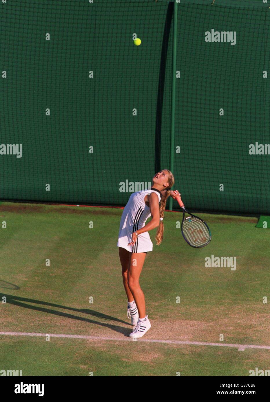 Tennis - Wimbledon, Anna Kournikova v Helena Sukova Stock Photo - Alamy