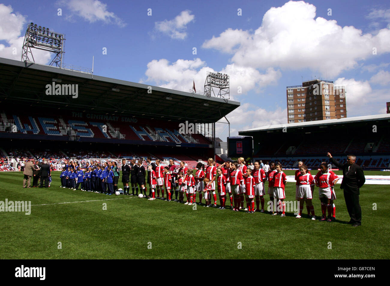 Charlton athletic players line up hi-res stock photography and images ...