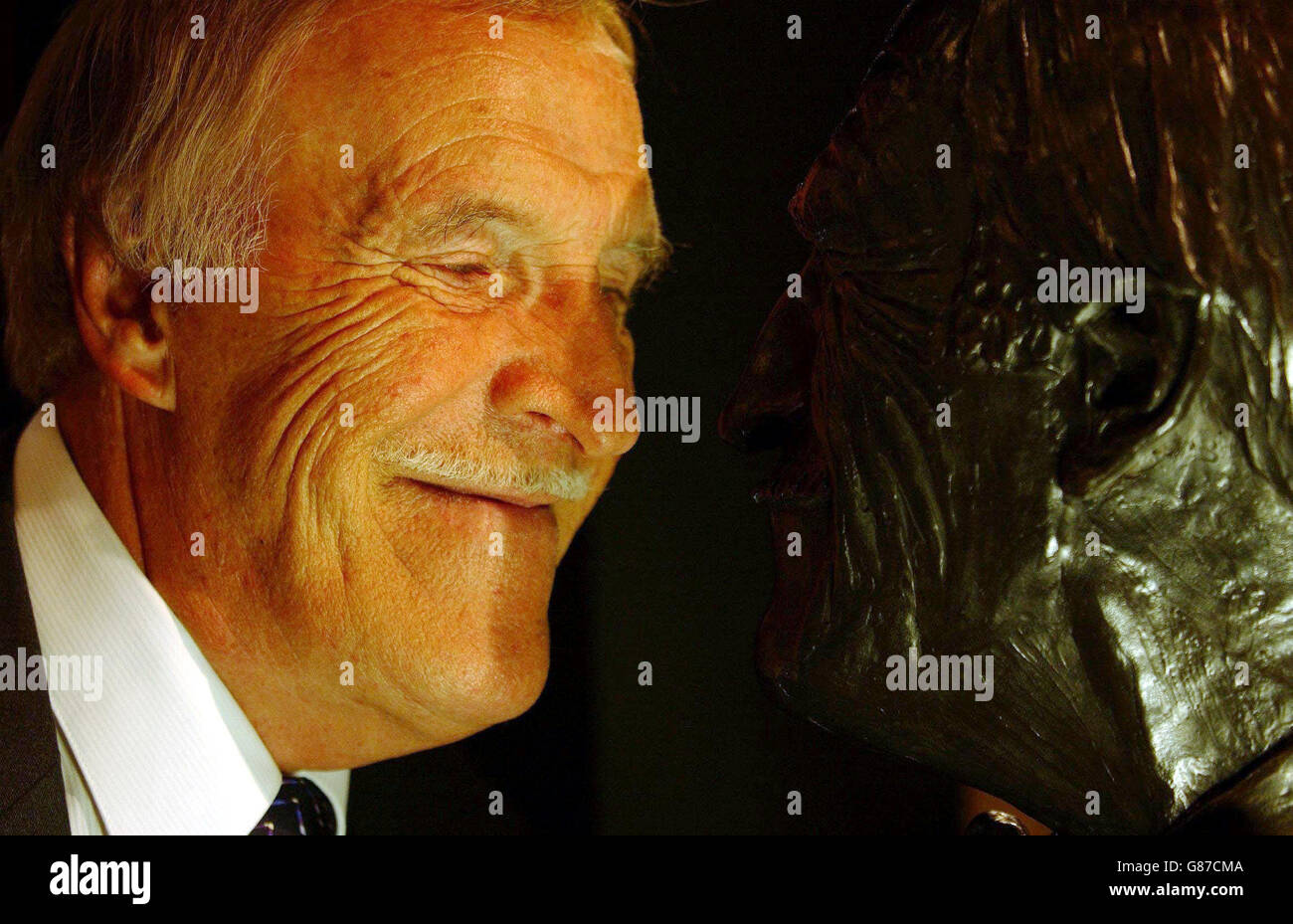 Bruce Forsyth Bruce Forsyth unveils a specially-commissioned bronze ...