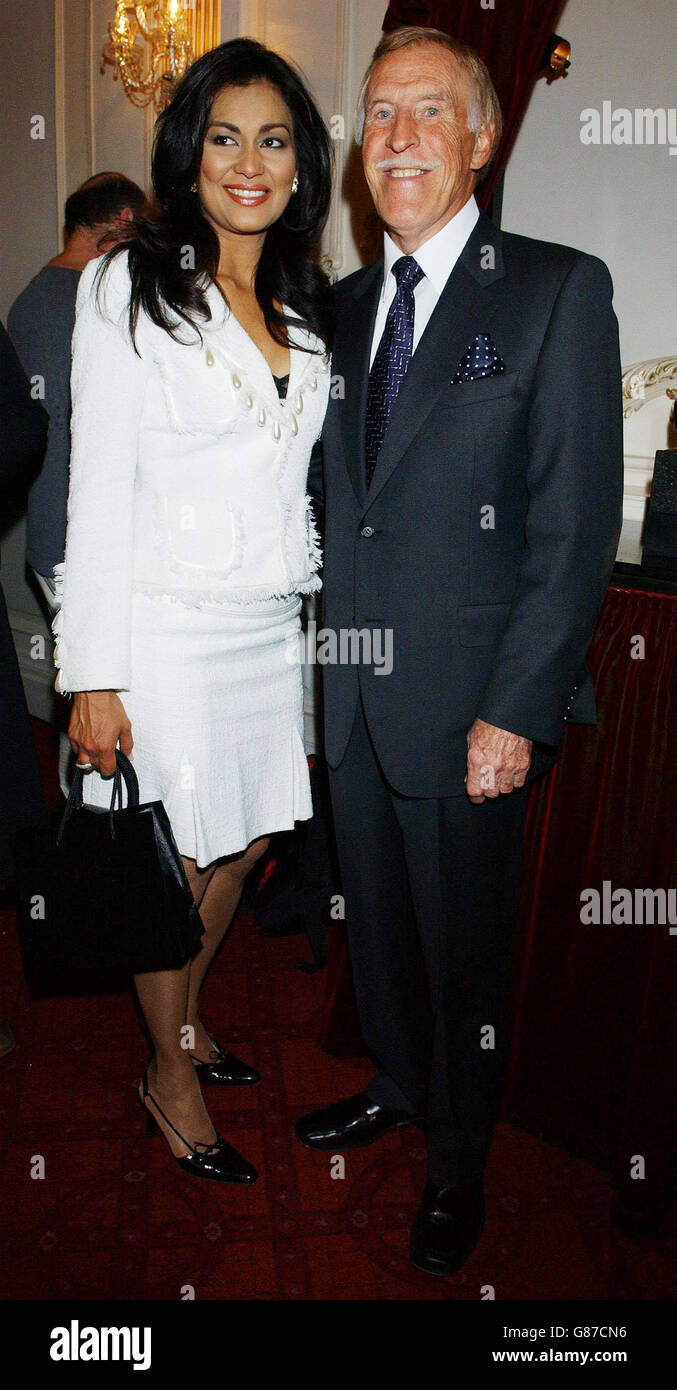 Bruce Forsyth Bruce Forsyth unveils a specially-commissioned bronze ...