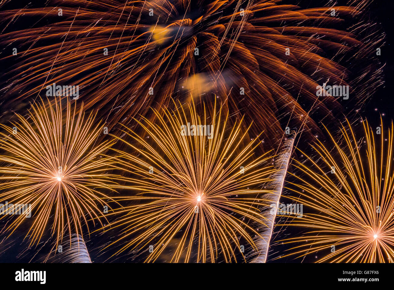 Red and gold fireworks hi-res stock photography and images - Alamy