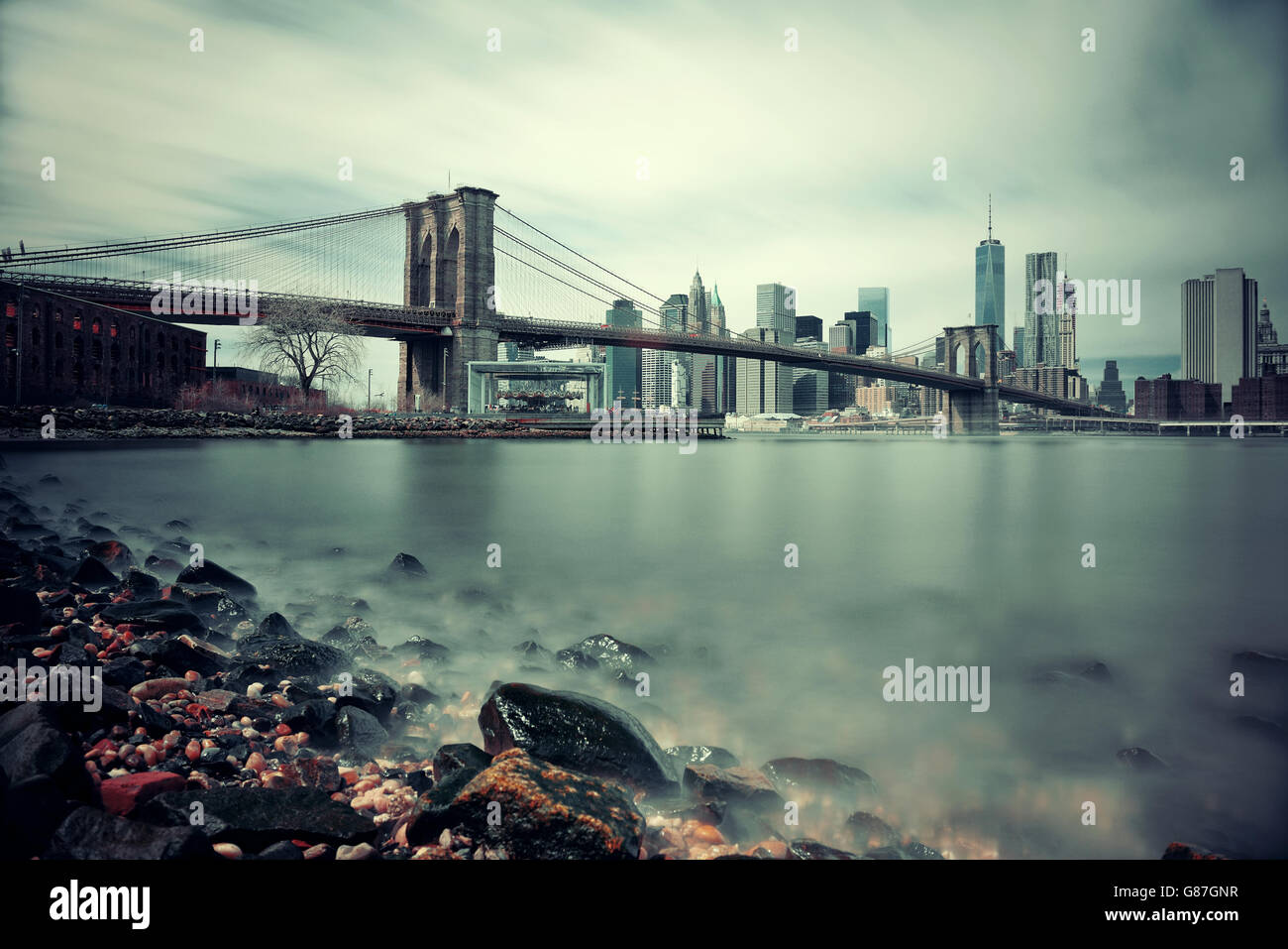 Pebble beach with Brooklyn Bridge and downtown Manhattan skyline in New ...
