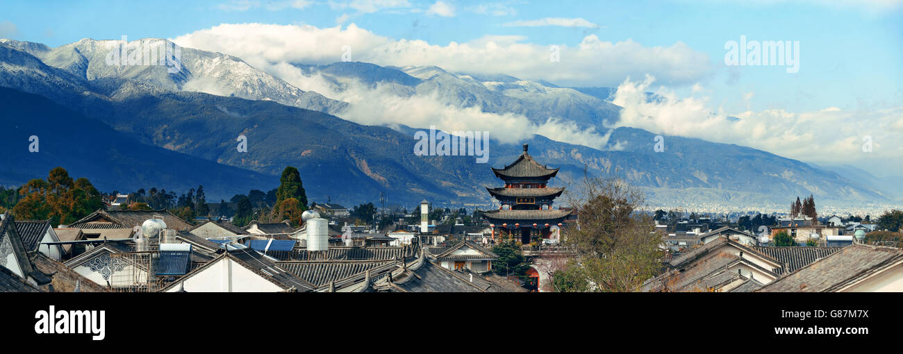 Dali old town rooftop view with cloudy Mt Cangshan. Yunnan, China Stock ...