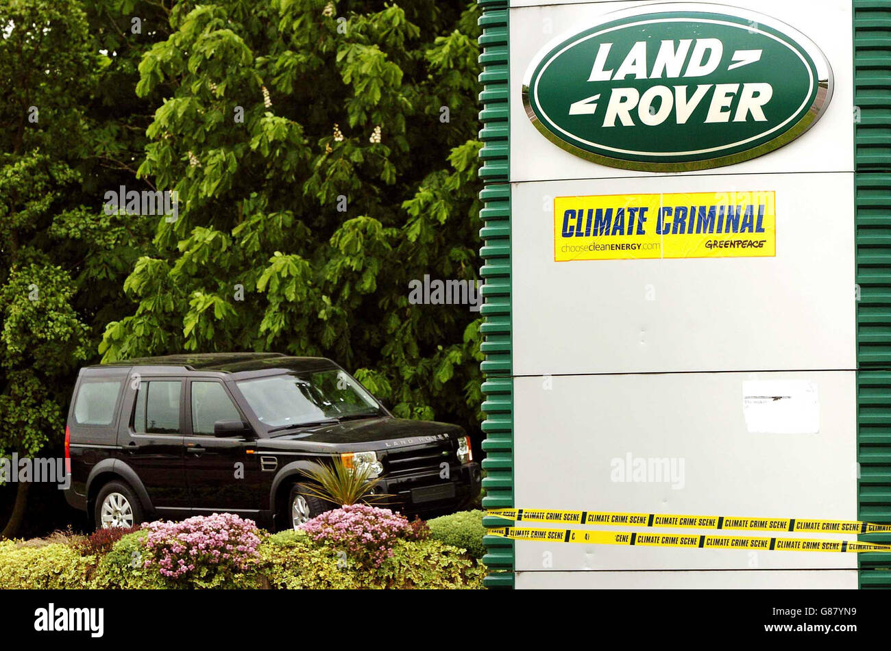 Greenpeace land rover protest hi-res stock photography and images - Alamy