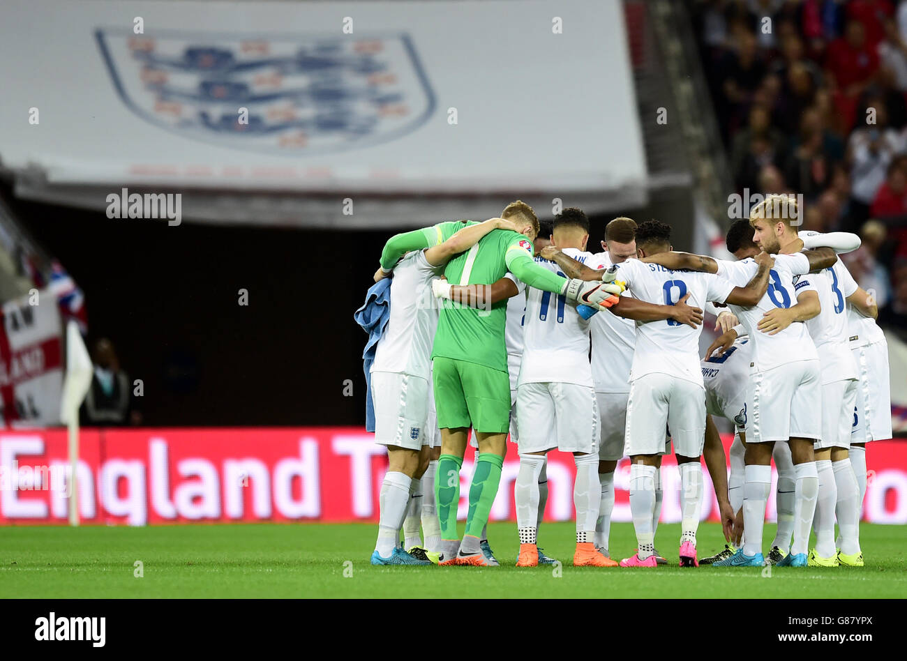 England team huddle hi-res stock photography and images - Alamy