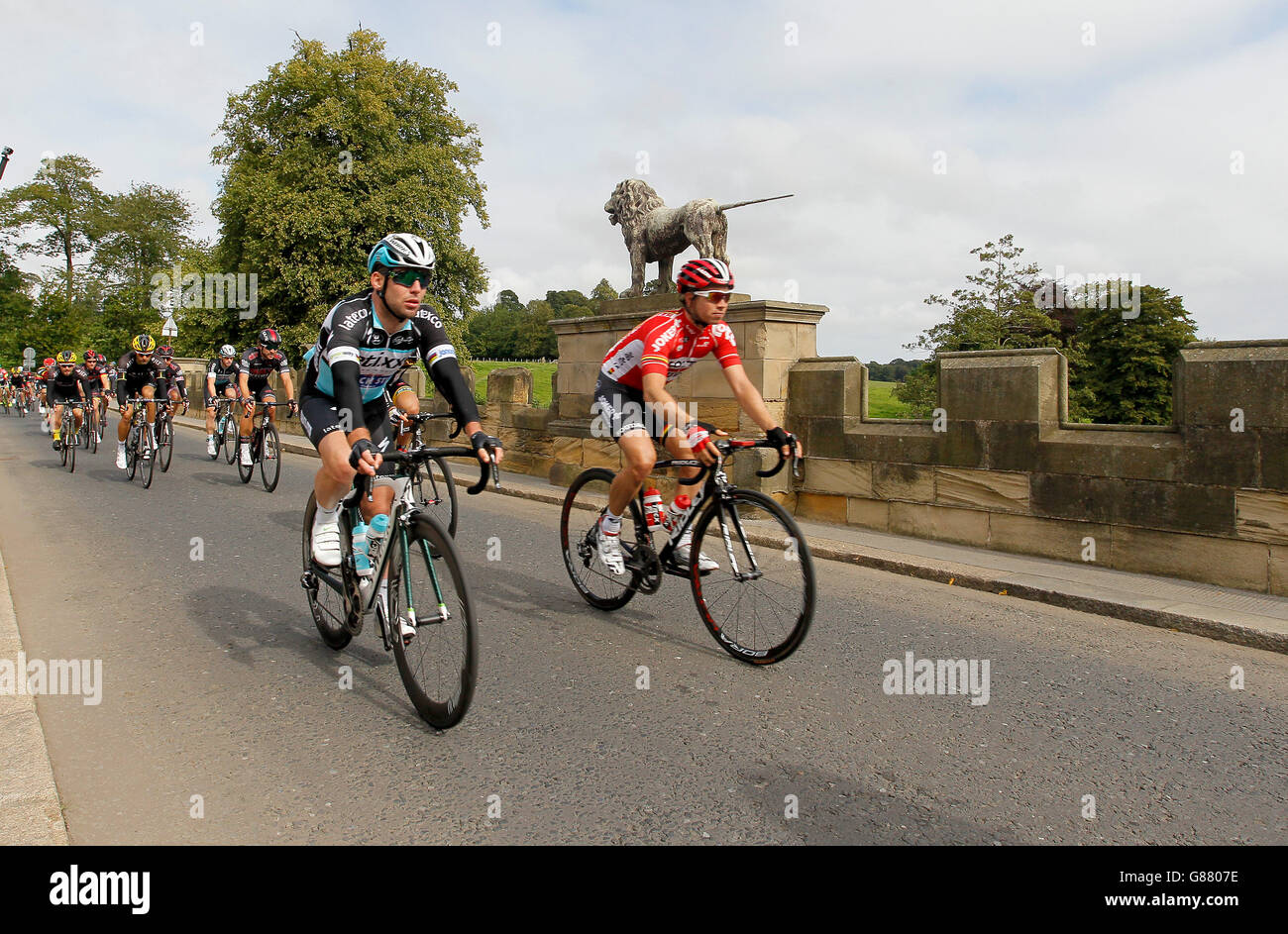 Etixx-Quick Step's Mark Cavendish (left) crosses the Lion Bridge at ...