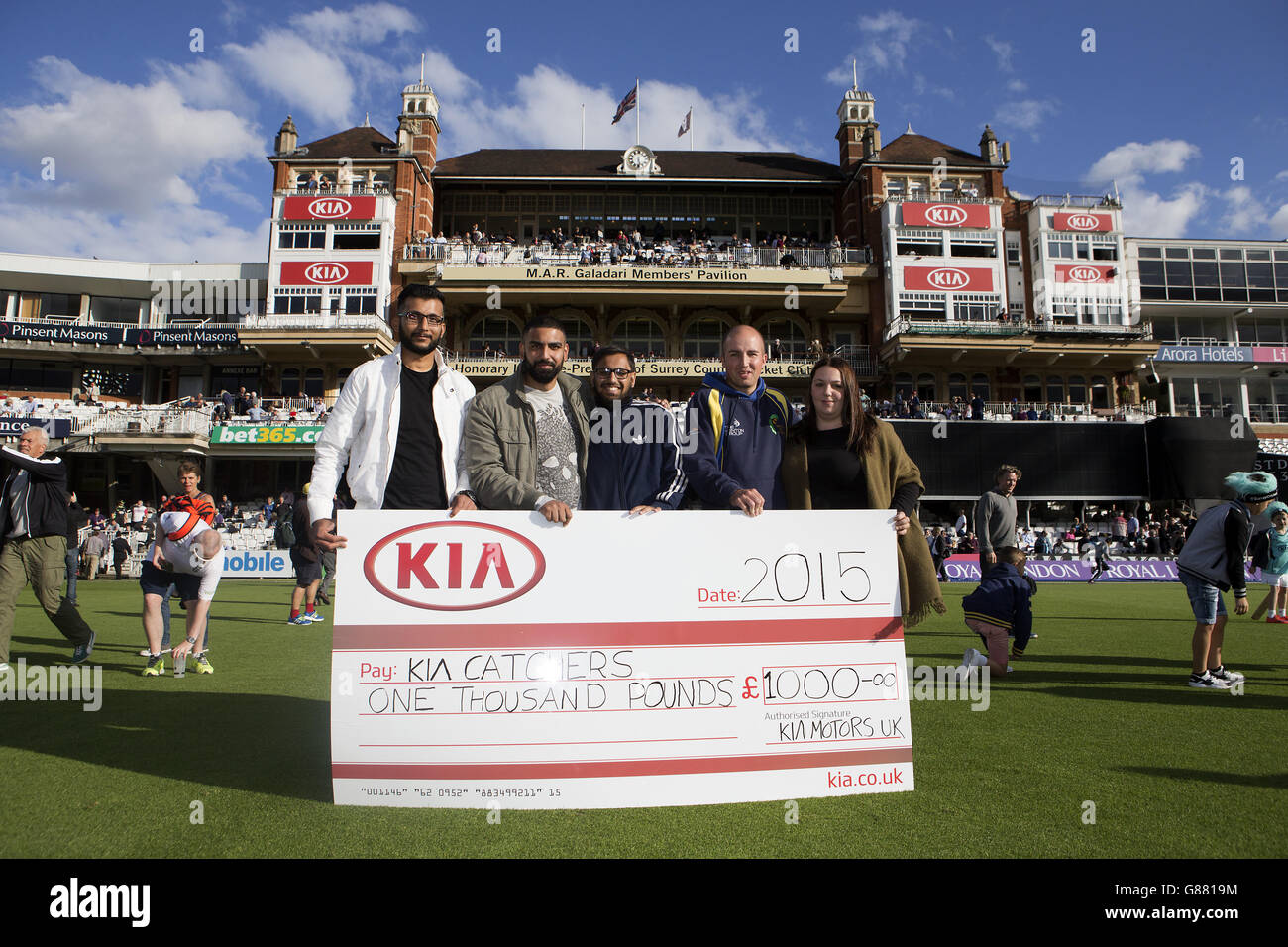 Cheques hi-res stock photography and images - Alamy