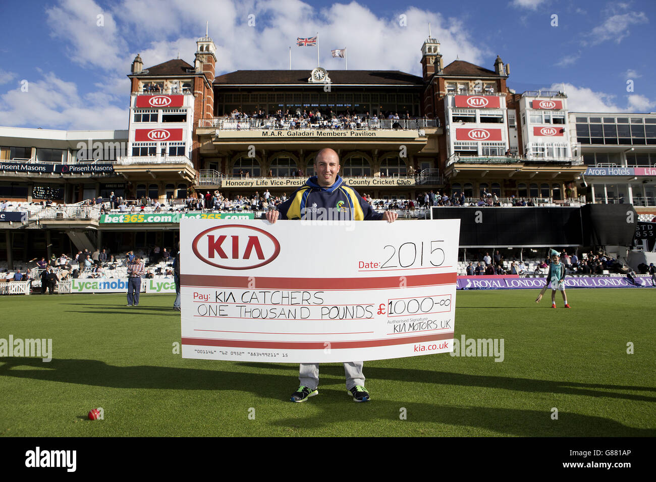 Cheques hi-res stock photography and images - Alamy