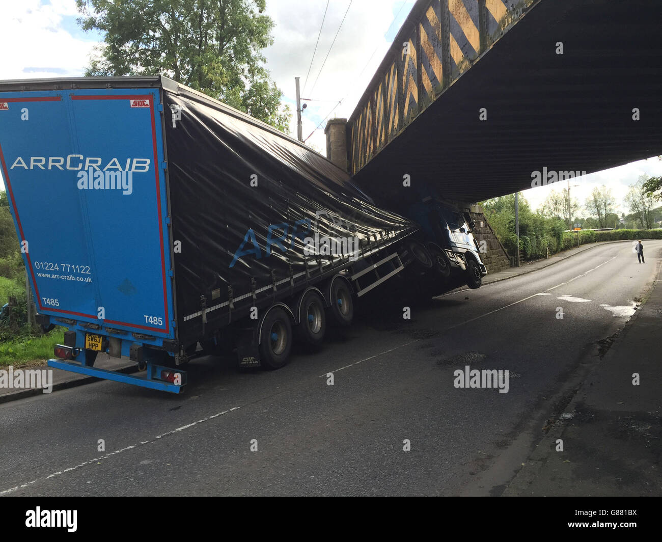 Lorry stuck under bridge hi-res stock photography and images - Alamy