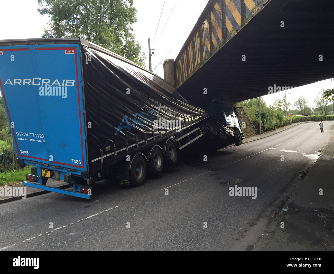 Lorry stuck under bridge hi-res stock photography and images - Alamy