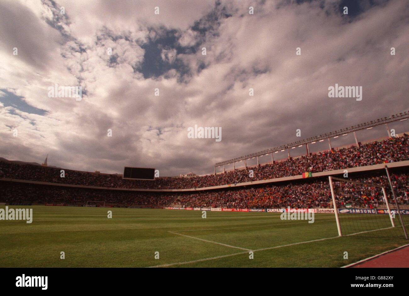 La paz football stadium bolivia hi-res stock photography and images - Alamy